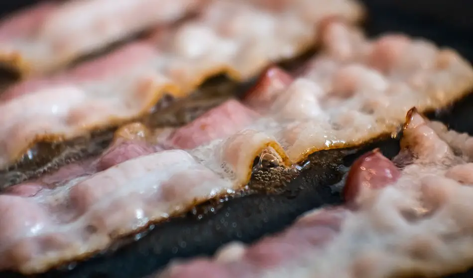 Should You Flip Bacon When Cooking? Questions And Answers – Crafty With ...